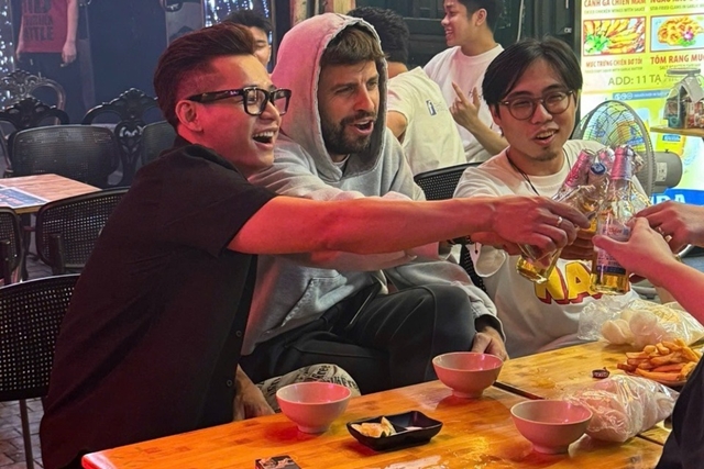 Rầm rộ loạt hình ảnh của Độ Mixi và Gerard Pique ở Hà Nội, còn 1 cầu thủ nổi tiếng tham gia